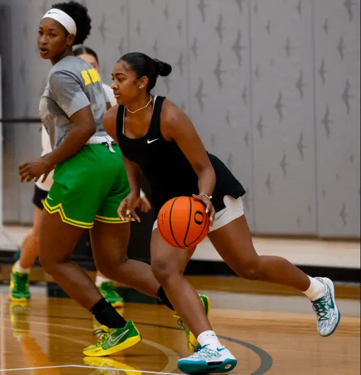 Deja Kelly clears air about why she transferred to Oregon
