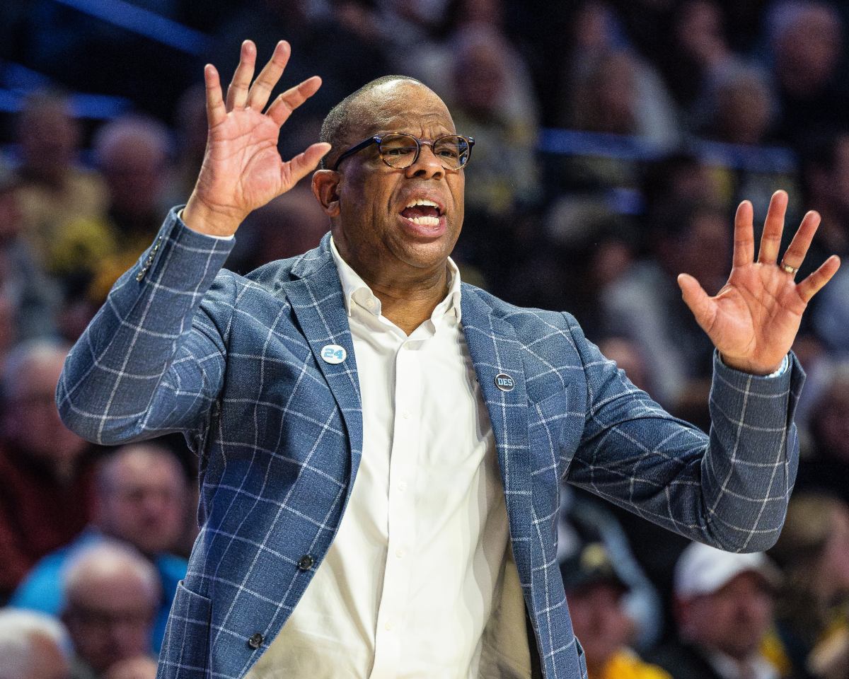 How have Davis’ UNC teams performed compared to Williams’ last four teams?